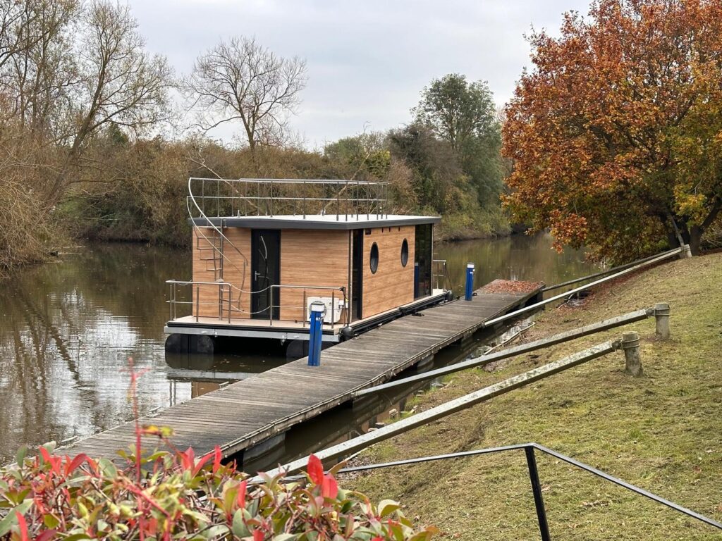 Stock & Preloved Waterlodges - Waterlodge - Floating Apartments
